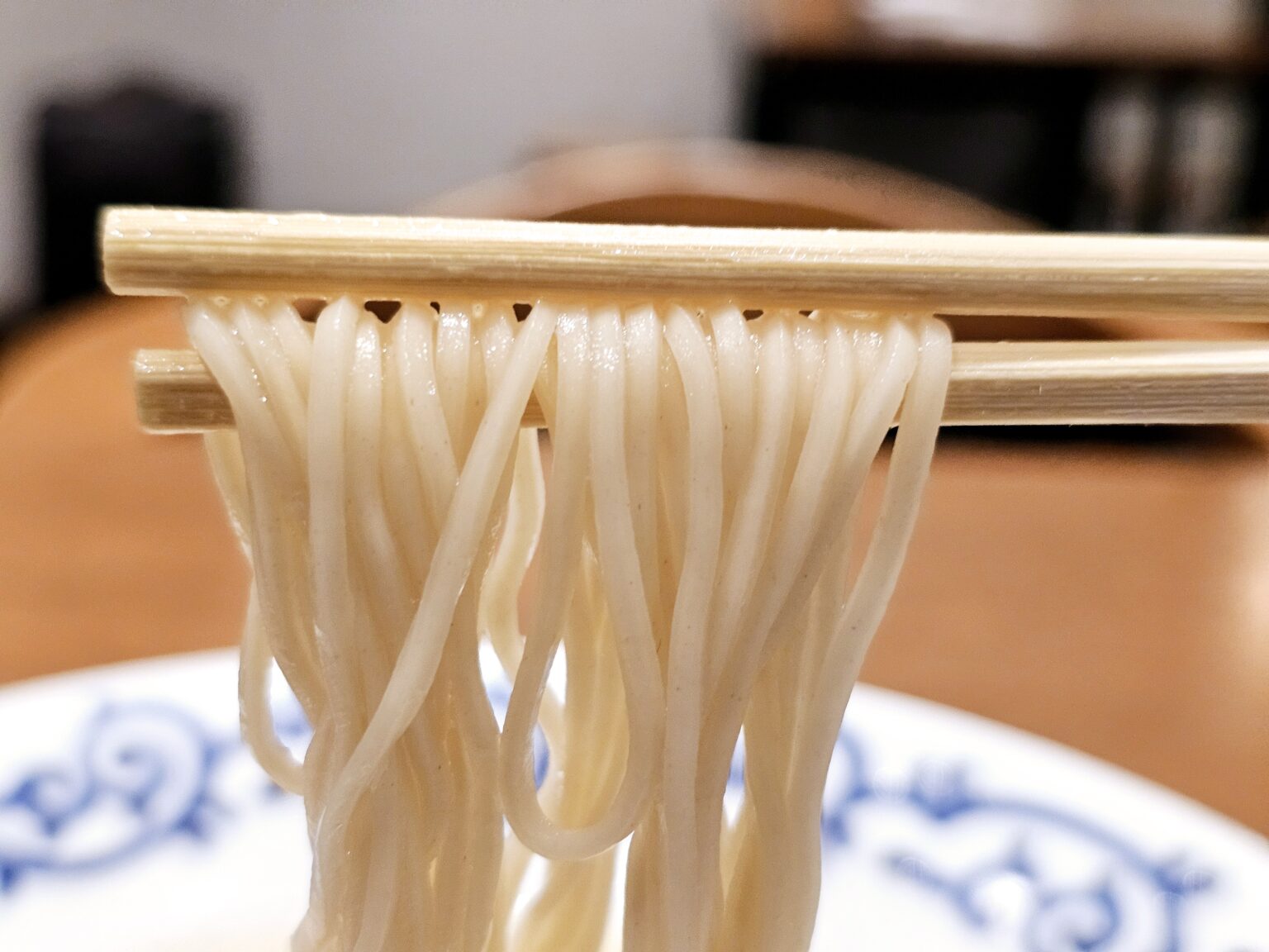 【福岡空港グルメ】ラーメン滑走路『豚そば月や』のクリア豚骨 - やすじゅんブログ